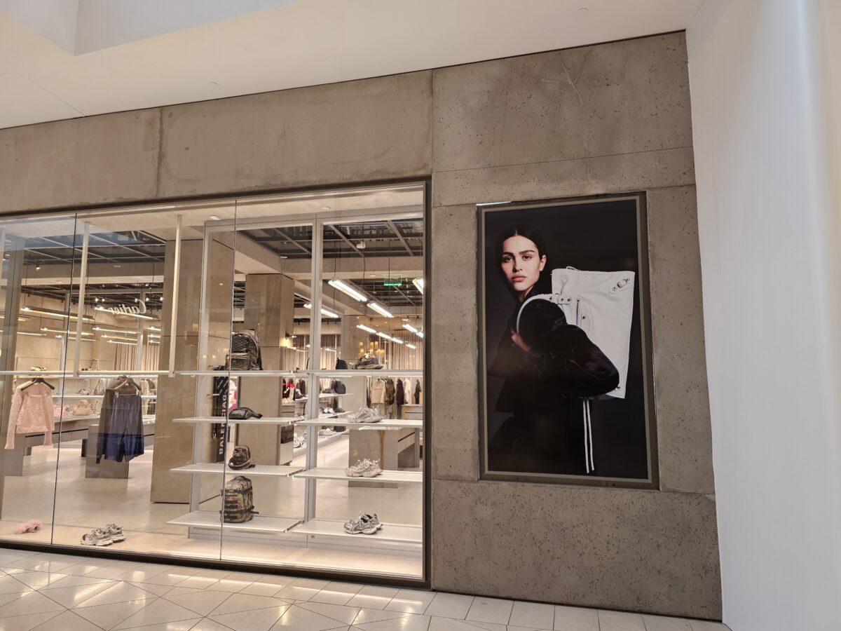 Top 4 Reasons to Add Custom Window Graphics to Your Storefront